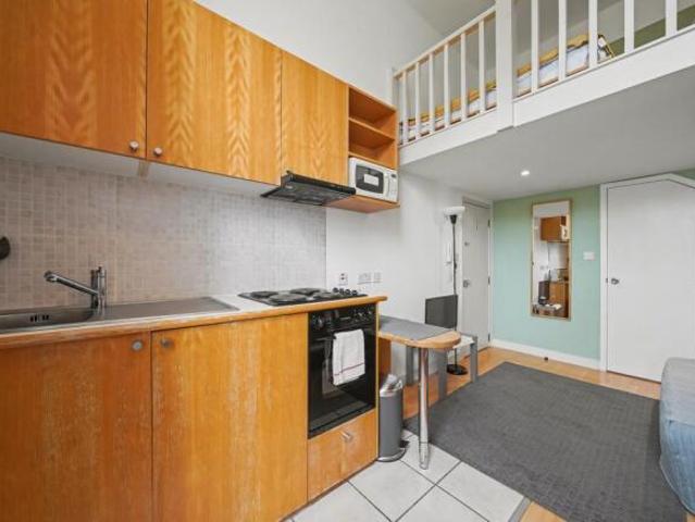 Studio flat for rent in Penywern Road, Earls Court, London, SW5