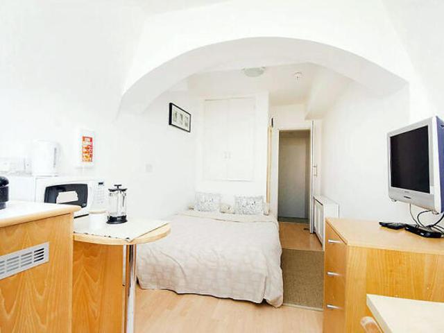 Studio flat for rent in Penywern Road, Earls Court, London SW5