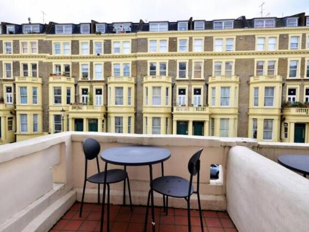 Studio flat for rent in Penywern Road, London, SW5