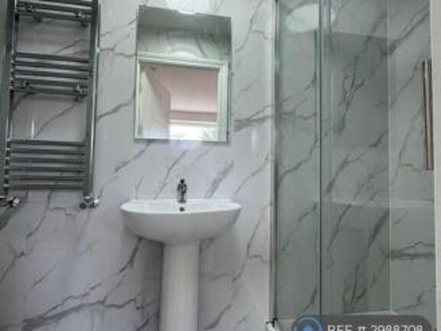Studio flat for rent in Penrhyn Crescent, London, E17