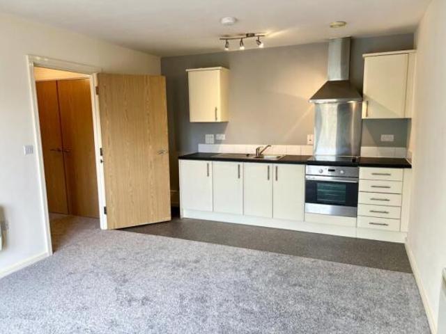 Studio flat for rent in Penstock Drive, Stoke on Trent, ST4 7GF, ST4
