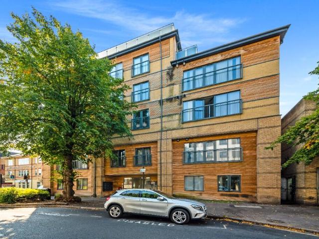 Studio flat for rent in Pechiney House, The Grove, Slough, SL1