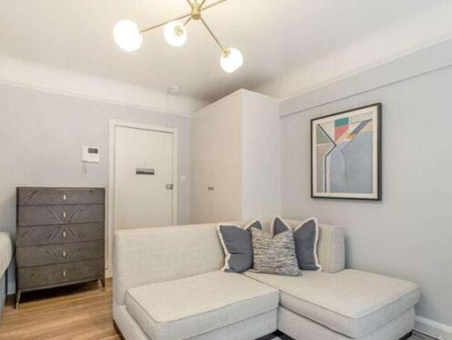 Studio flat for rent in Pelham Court, London, SW3