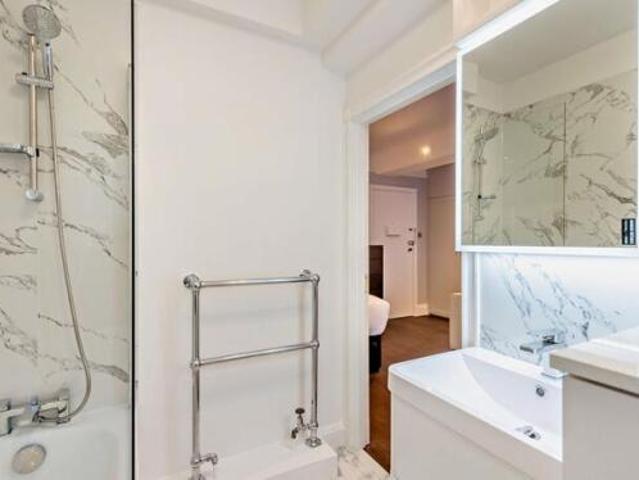 Studio flat for rent in Pelham Court SW3