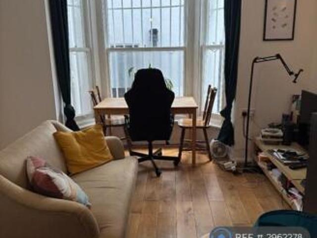 Studio flat for rent in Perham Road, London, W14
