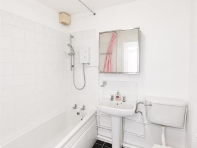 Studio flat for rent in Pioneer Way, Watford, WD18