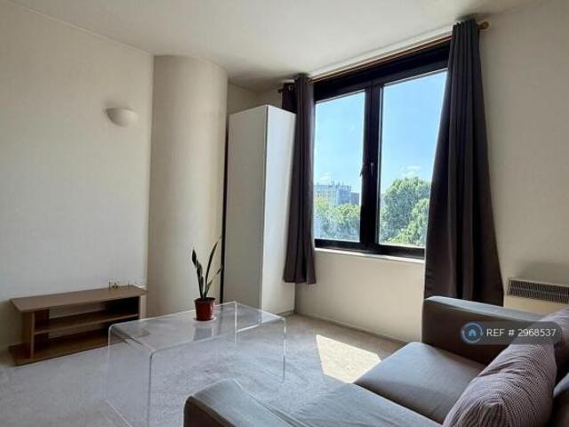 Studio flat for rent in Point West, London, SW7