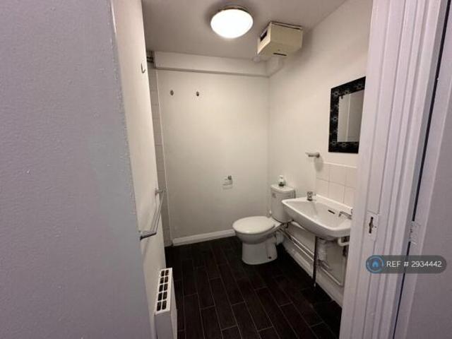 Studio flat for rent in Poplar Court, Bradford, BD7