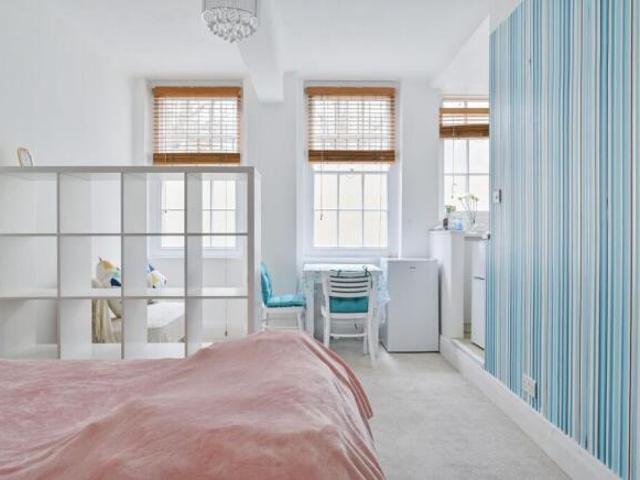 Studio flat for rent in Portman Square, Marylebone, London, W1H