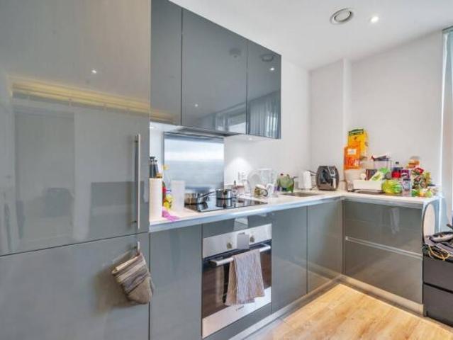 Studio flat for rent in Plumstead Road, London, SE18