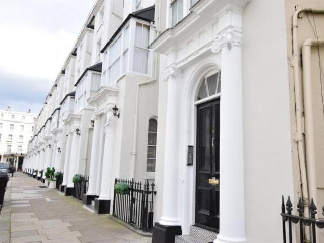 Studio flat for rent in Prince's Square, W2