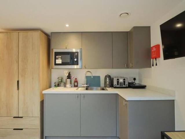 Studio flat for rent in Queen Charlotte, BS1