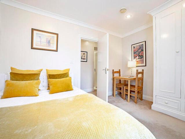 Studio flat for rent in Queensway, London, W2
