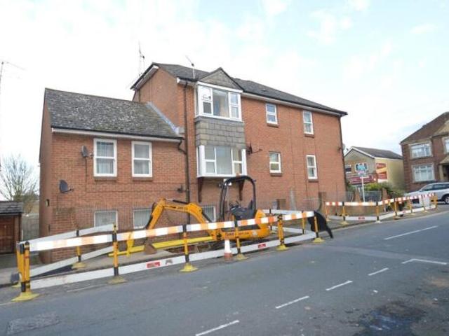 Studio flat for rent in Queens Court, Queens Road, Slough, Berkshire, SL1