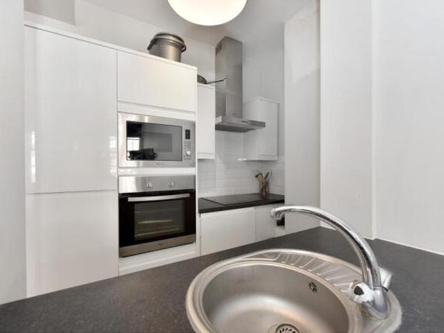 Studio flat for rent in Queens Court, Queensway, Bayswater, London, W2