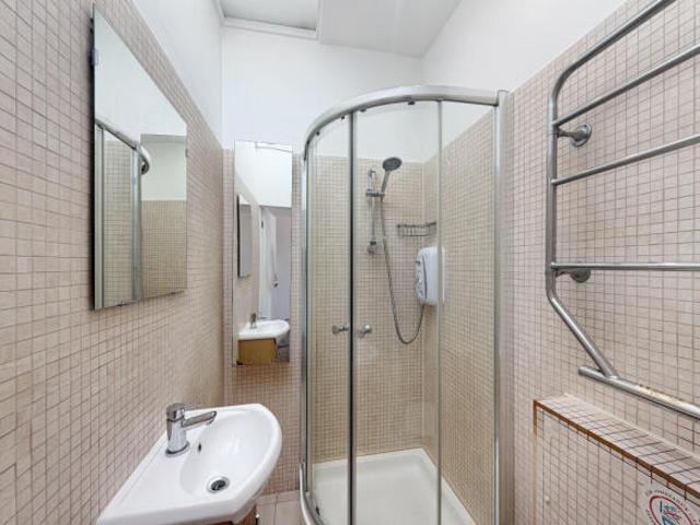 Studio flat for rent in Queen's Gate Gardens, London, SW7