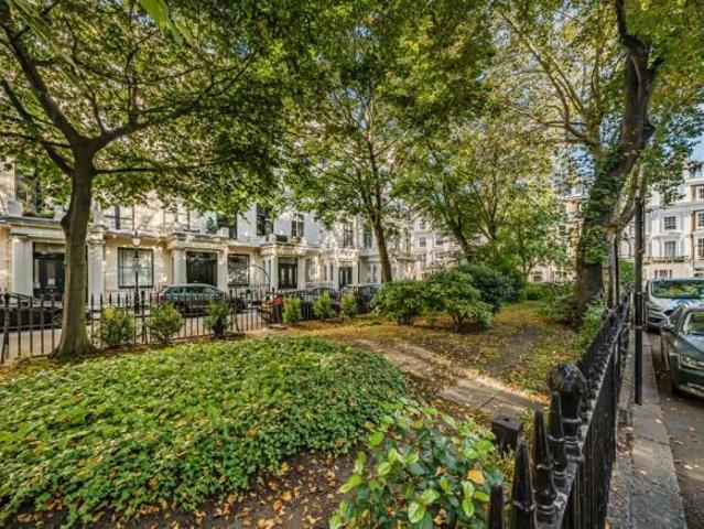 Studio flat for rent in Queen's Gardens, W2
