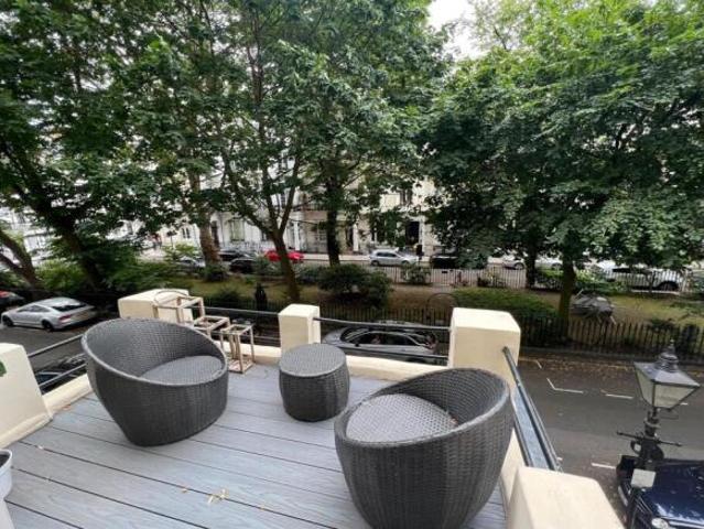 Studio flat for rent in Queen's Gardens, W2