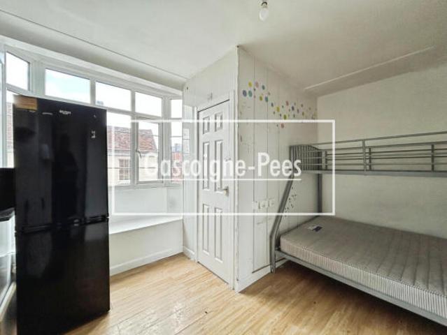 Studio flat for rent in Queens Parade, Basingstoke, RG21