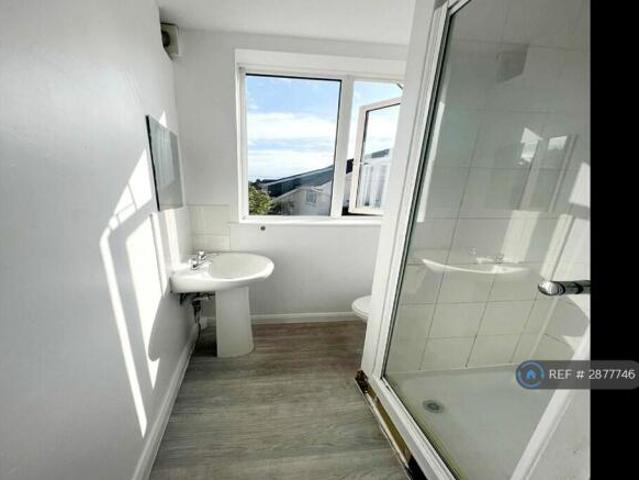 Studio flat for rent in Queens Park Gardens, Bournemouth, BH8