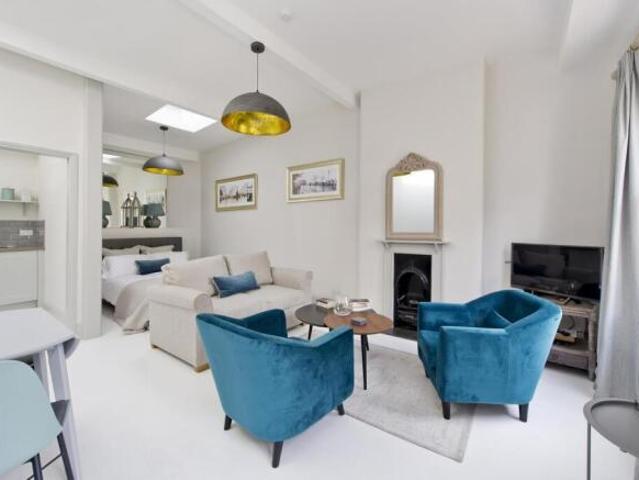 Studio flat for rent in Radley Mews, London, W8