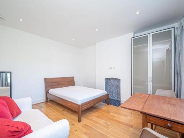 Studio flat for rent in Ravenscroft Avenue, Golders Green, London, NW11