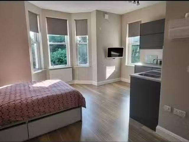 Studio flat for rent in Redwood Drive, Epsom, KT19