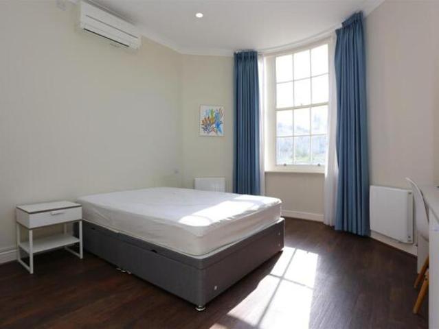 Studio flat for rent in Regency Square, Brighton, BN1