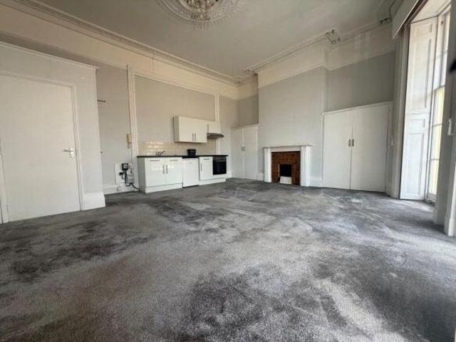 Studio flat for rent in Regency Square, Brighton, BN1 2FG. BN1