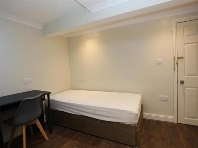 Studio flat for rent in Regency Square, Brighton, BN1