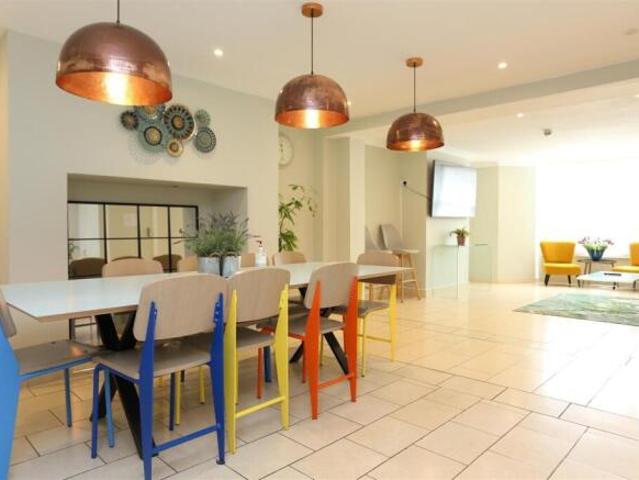 Studio flat for rent in Regency Square, Brighton, BN1
