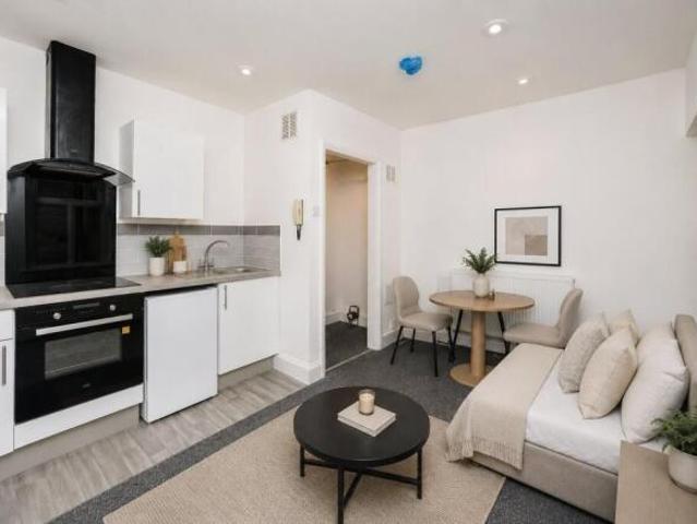 Studio flat for rent in Regency Square, Brighton, East Sussex, BN1