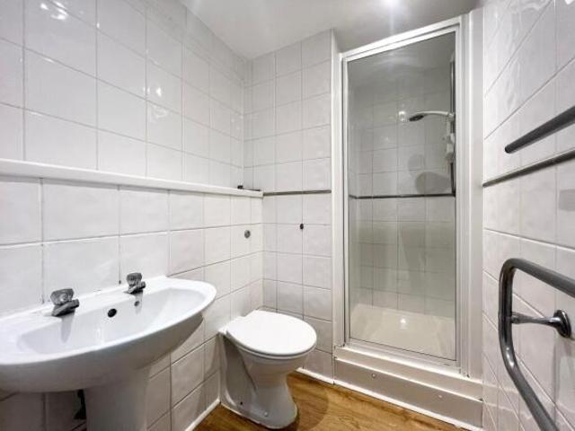 Studio flat for rent in Regent Street, PL4