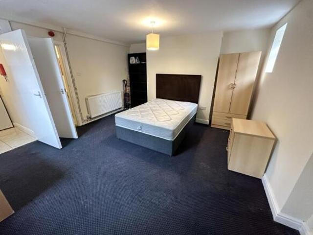 Studio flat for rent in Regent Park Avenue, Hyde Park, Leeds, LS6