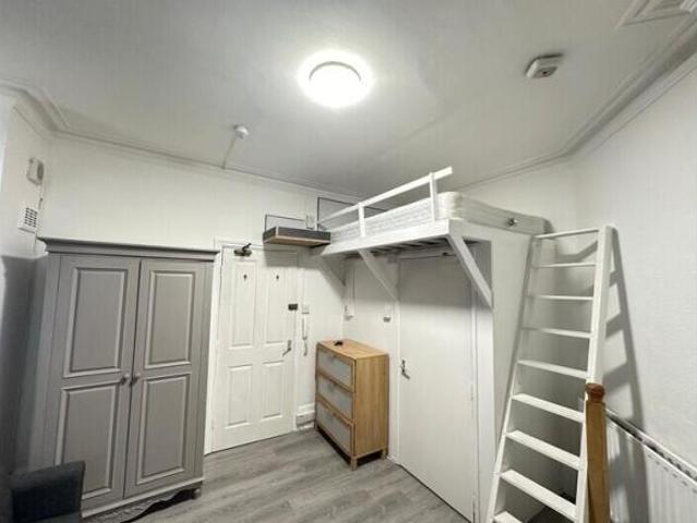 Studio flat for rent in Richmond Way, Brook Green, London, W14