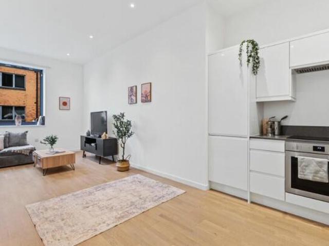 Studio flat for rent in Riverbank Way, London, TW8