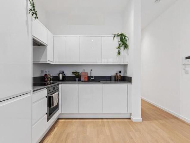 Studio flat for rent in Riverbank Way, London, TW8