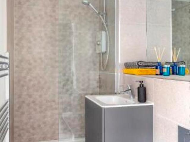 Studio flat for rent in Romford Road, London, E14