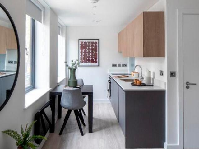 Studio flat for rent in Romford Road, London, E14