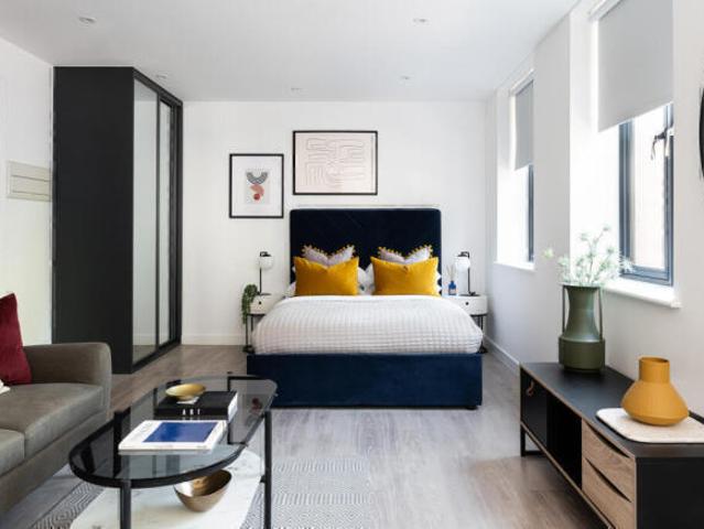 Studio flat for rent in Romford Road, London, E14