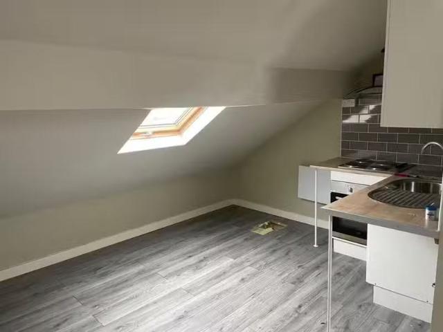 Studio flat for rent in Rood End Road, Oldbury, B68