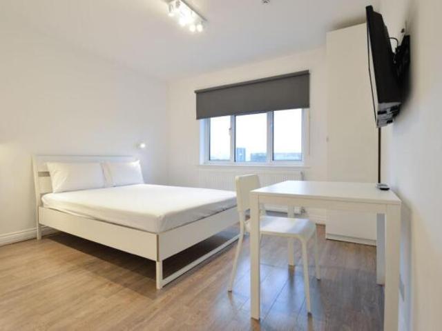 Studio flat for rent in Room 5, 41 Woodland Way, Mill Hill, NW7