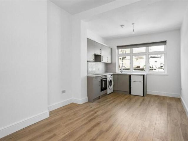 Studio flat for rent in Rock Street, London, N4