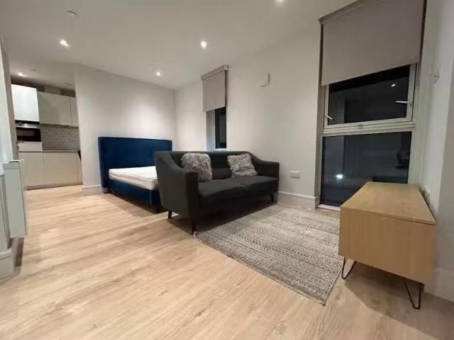 Studio flat for rent in Roden Street, Ilford, London, IG1