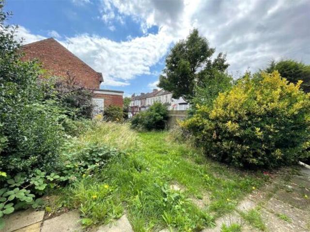 Studio flat for rent in Rosslyn Crescent, Harrow, HA1