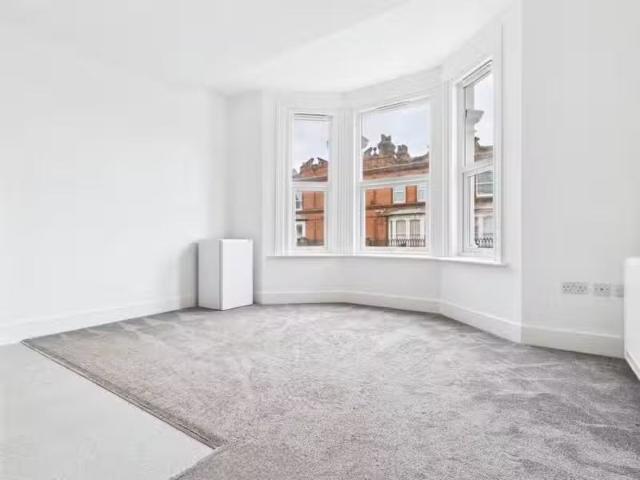 Studio flat for rent in Rowlands Road, Worthing, West Susinter.