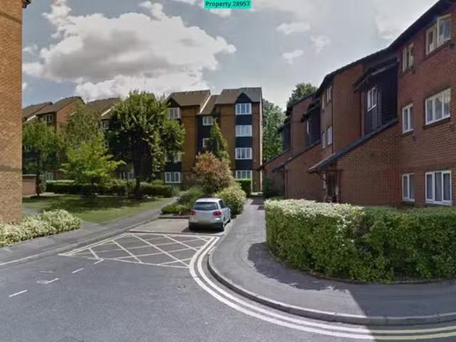 Studio flat for rent in Saxon Close, Surbiton, KT6 6BP, KT6
