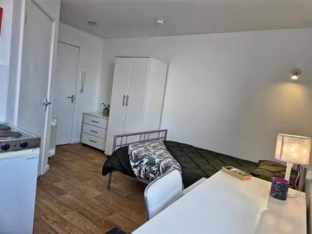 Studio flat for rent in Self Contained Studio With Bills Inclu.