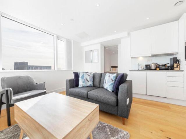 Studio flat for rent in Skyline, Slough, SL1
