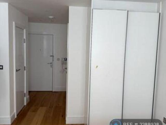 Studio flat for rent in Skyline, Slough, SL1
